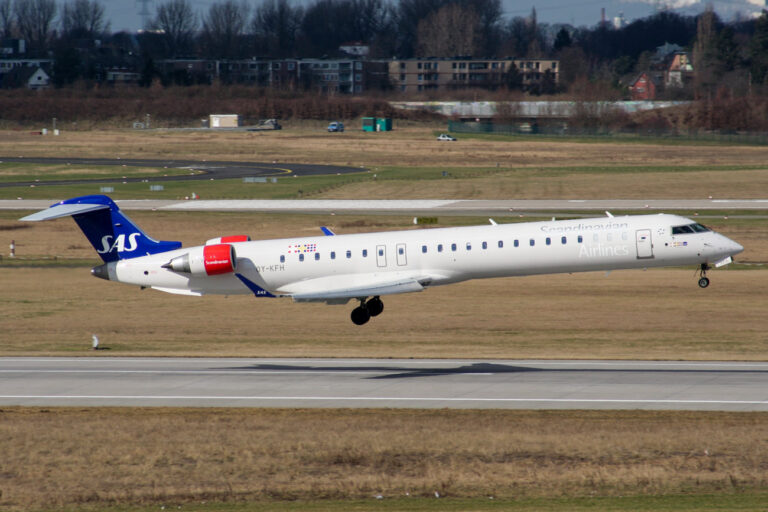 Embraer E175 vs. Bombardier CRJ-900: How Do They Compare? - KN Aviation