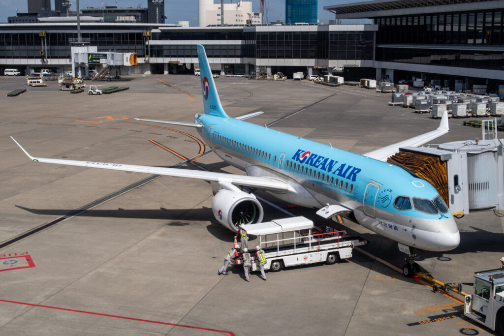 Airbus A320 vs. A220: How Do They Compare? - KN Aviation