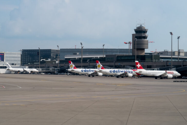 Airbus A320 vs. A220: How Do They Compare? - KN Aviation