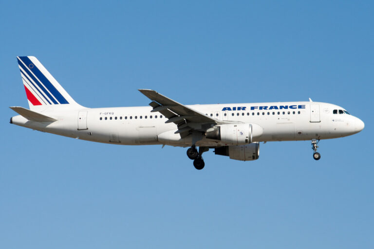 Airbus A320 vs. A220: How Do They Compare? - KN Aviation