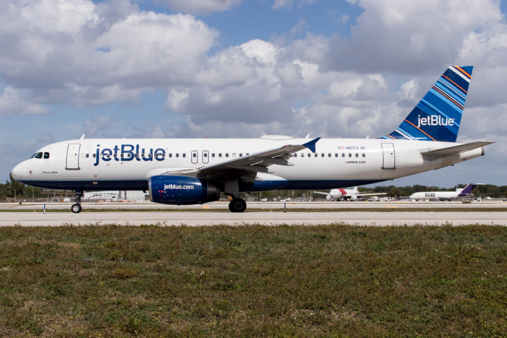 Airbus A320 vs. A220: How Do They Compare? - KN Aviation
