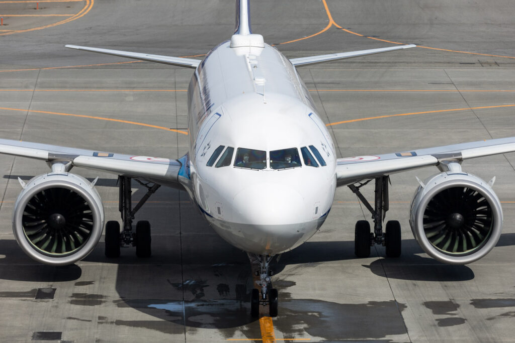 Airbus A320 vs. A220: How Do They Compare? - KN Aviation